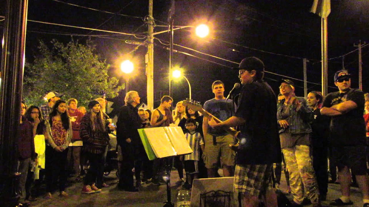 Big crowd sings along to Don't Stop Believing - YouTube