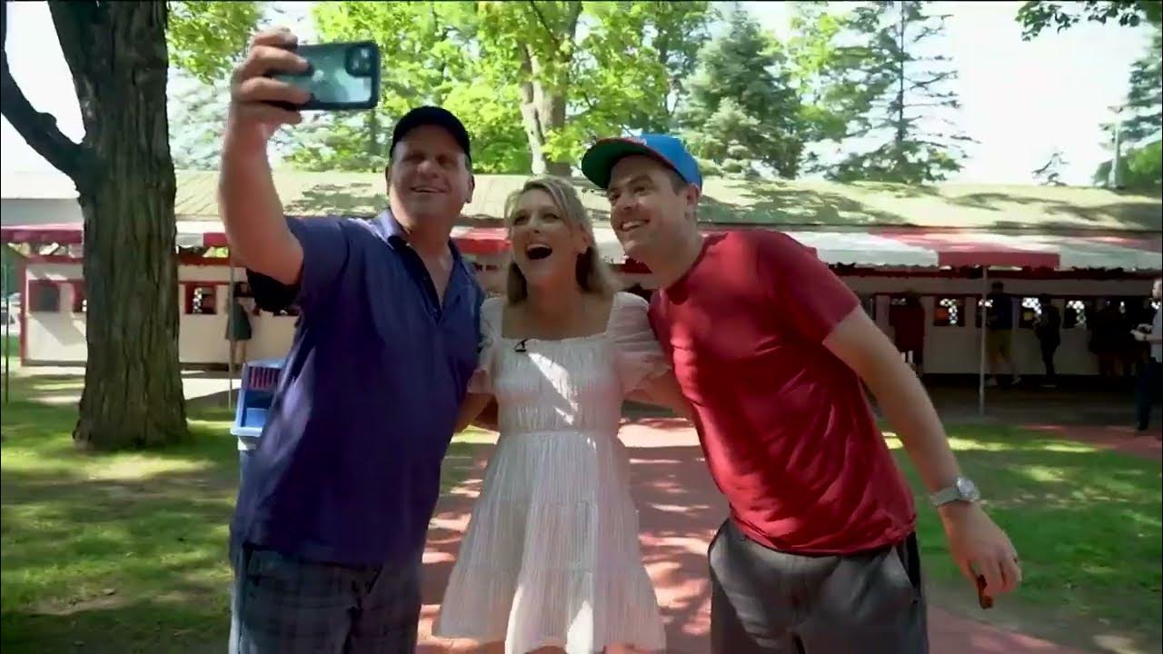 Maggie Wolfendale Enjoys The Saratoga Backyard With Fans Youtube