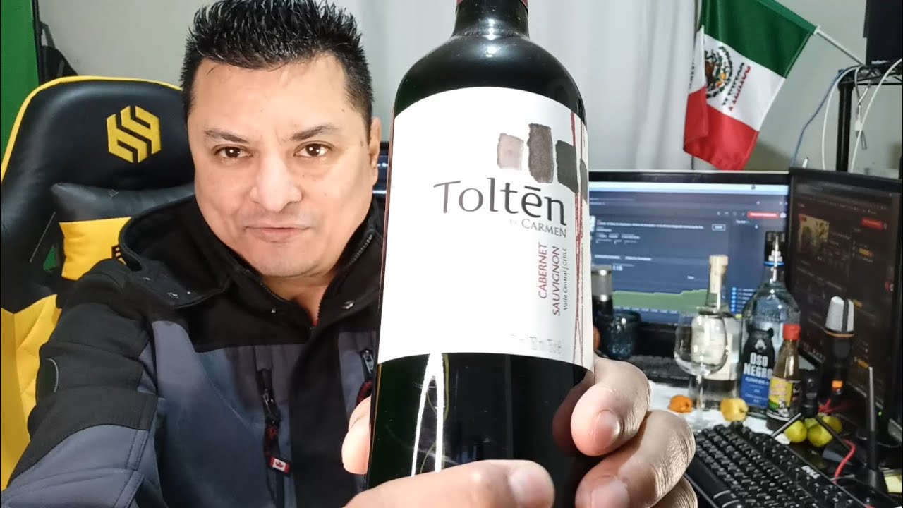 Abriendo Botella De Vino Tinto Tolten By Carmen Cosecha 2021 Cabernet ...