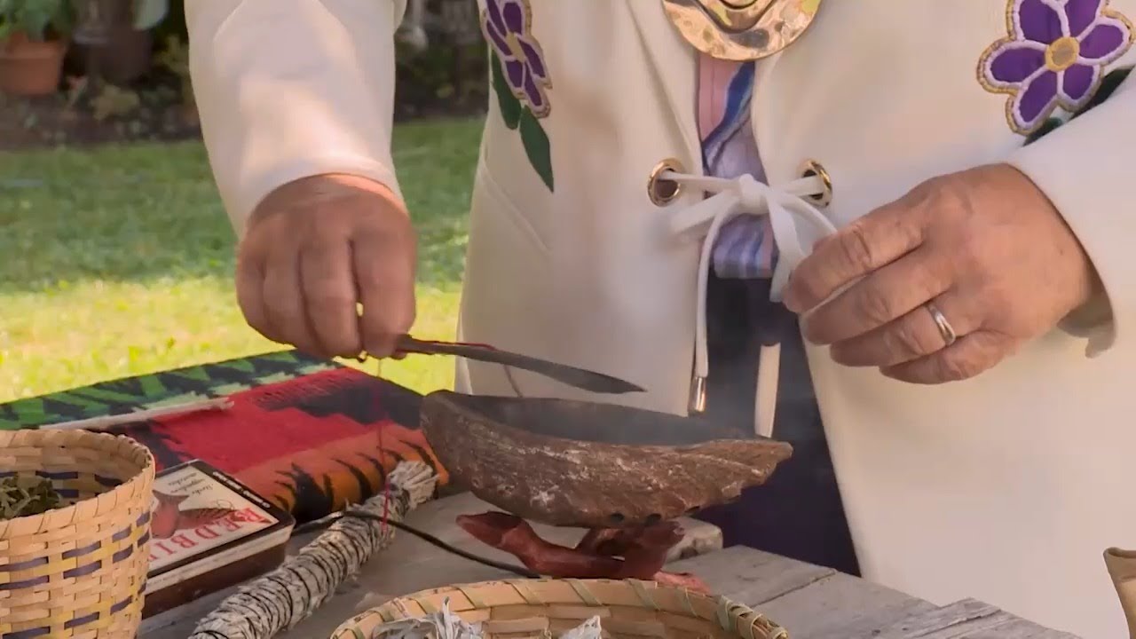Traditional Indigenous Smudging Ceremony | OMNI News Cantonese - YouTube