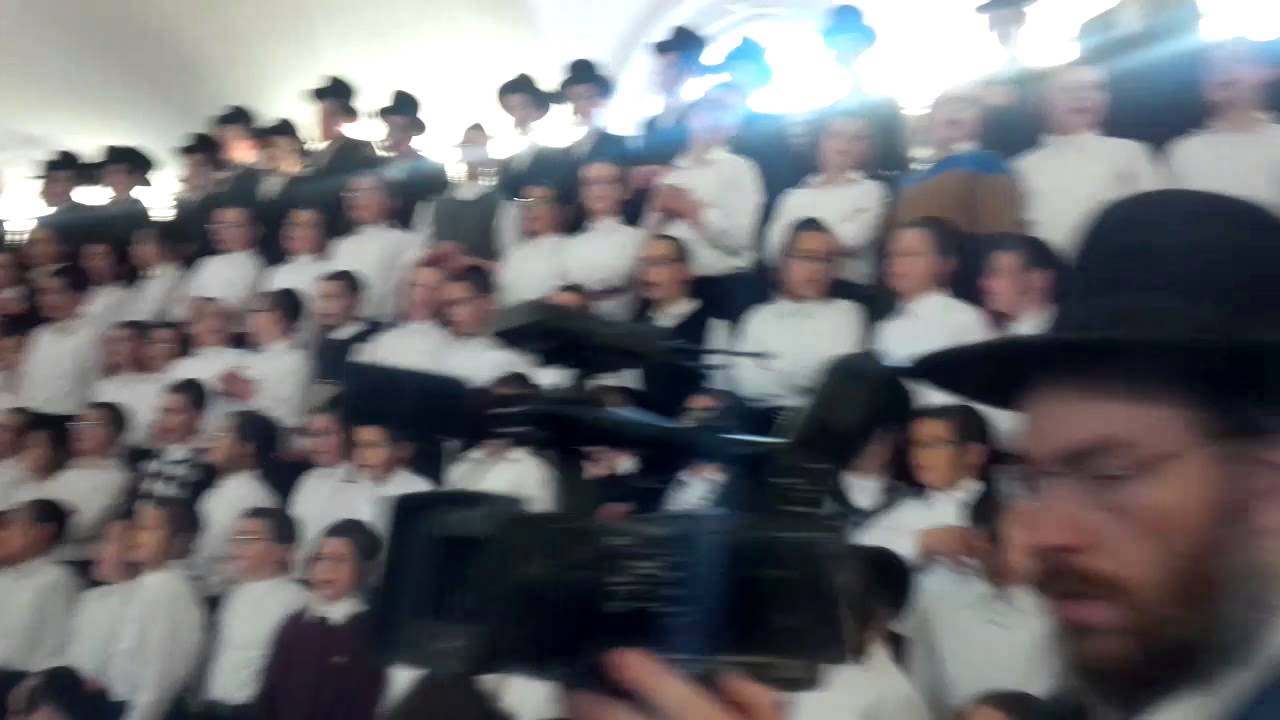 Bobov London Ruv Rebbe Talmud Toroh - YouTube