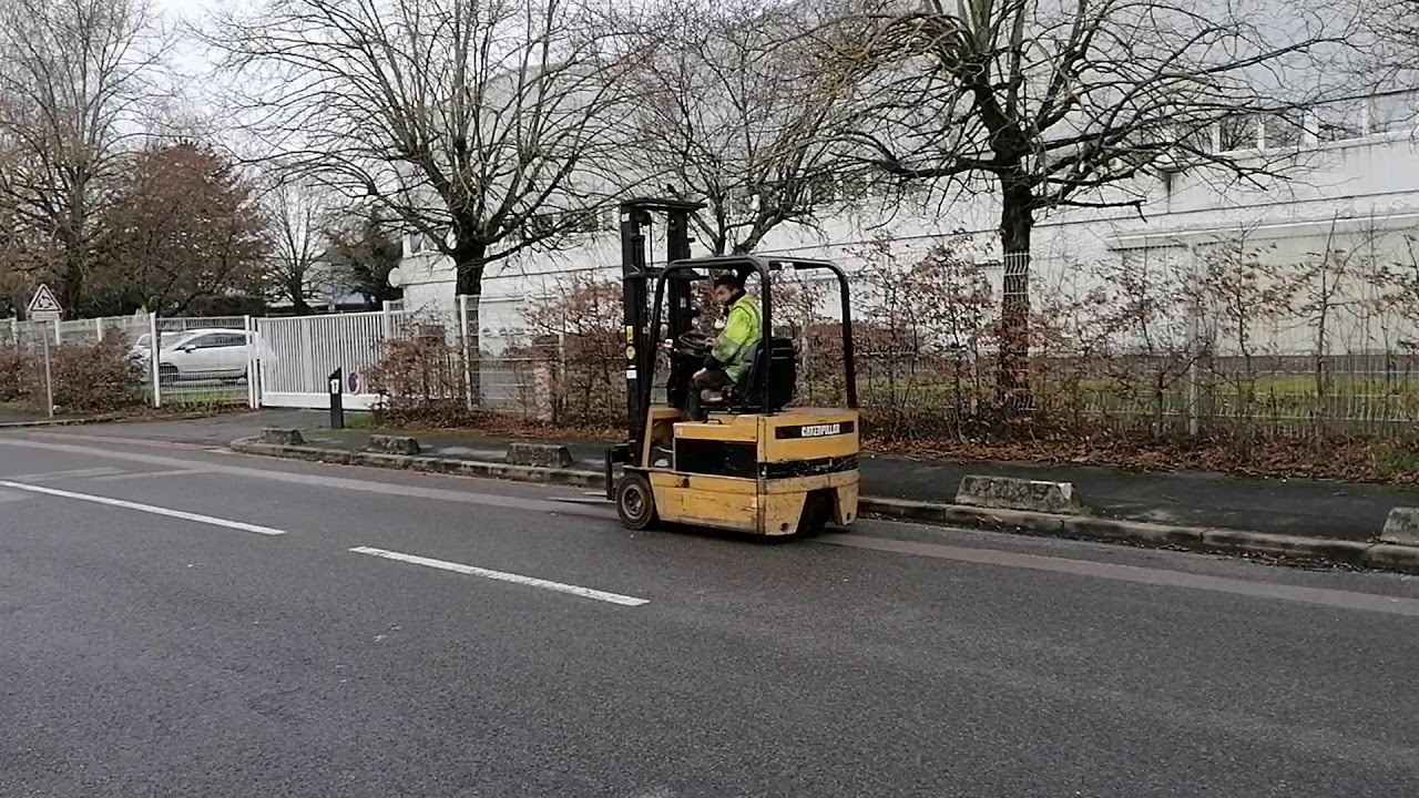 Chariot élévateur frontal - CATERPILLAR F30 (15502) - YouTube