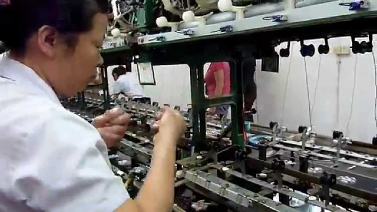 Раскручивание шелковой нити с кокона / The unwinding of silk thread ...