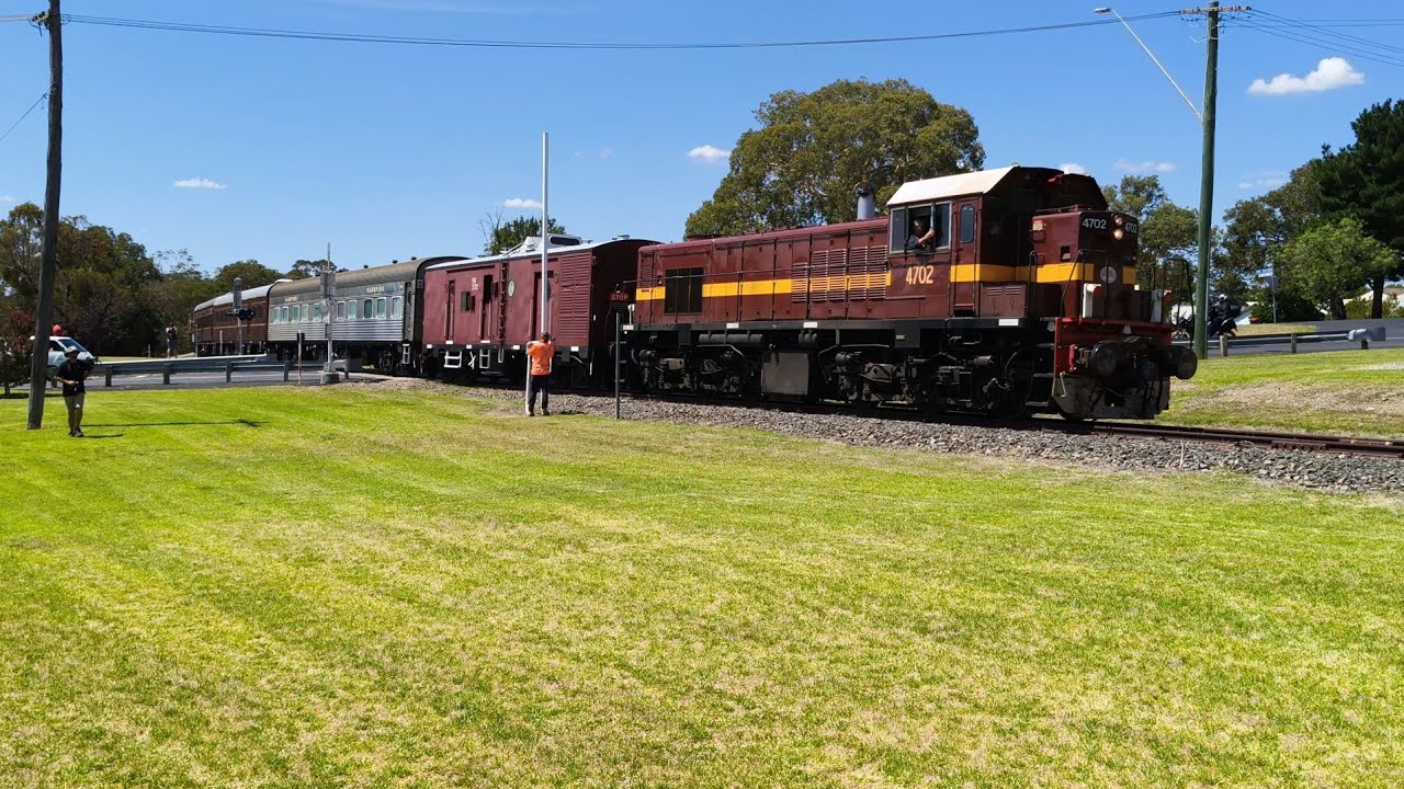 #8l84 LVR Heritage train NSWGR 4702 4708 arriving at Kandos from ...