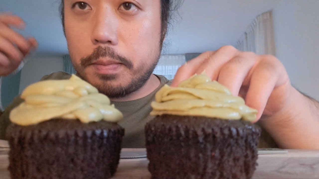 ASMR EATING SOUNDS - MATCHA CHOCOLATE CUPCAKE - YouTube