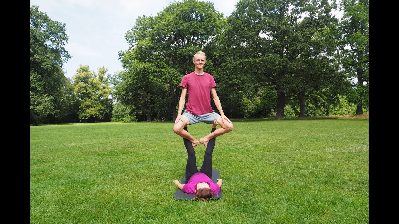 AcroYoga for Beginners (6:9) Straddle throne - YouTube