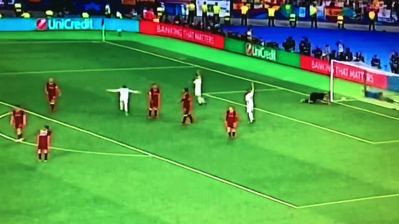 Cristiano Ronaldo Vs Gareth Bale bicycle kick comparison - YouTube