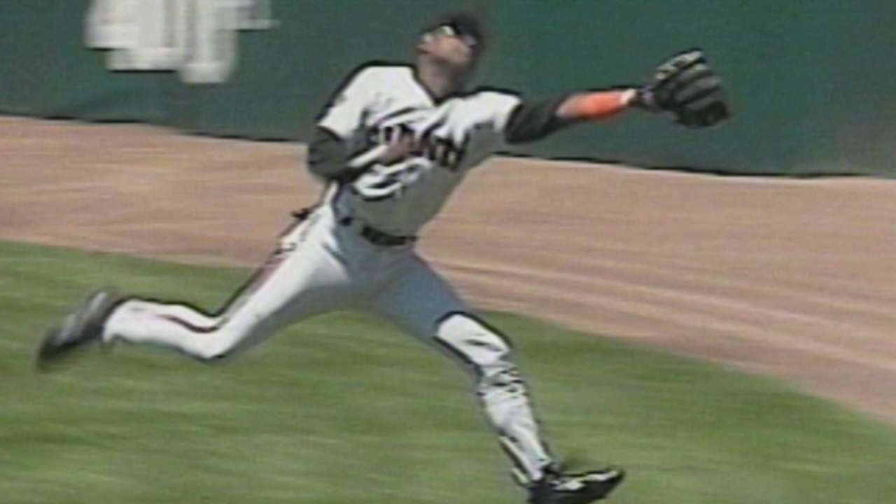 Hamilton makes a great catch in center field - YouTube