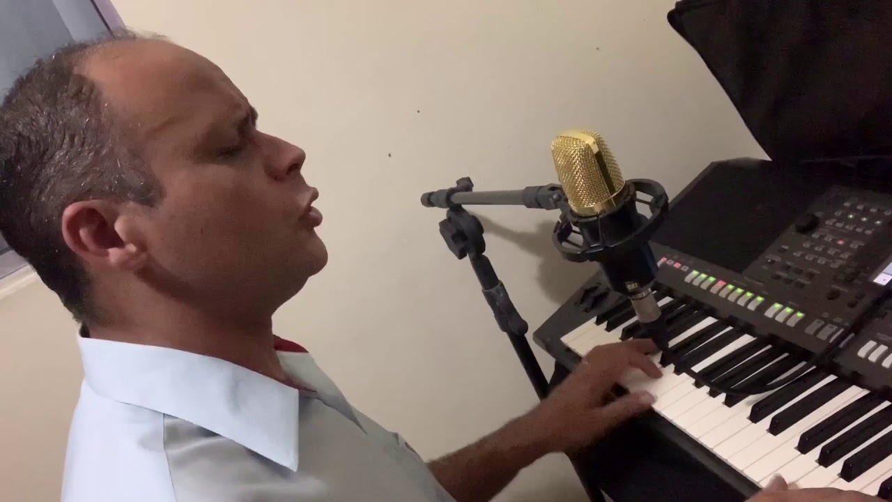 Angelo Brito voz e teclado-somente olhar a te - YouTube