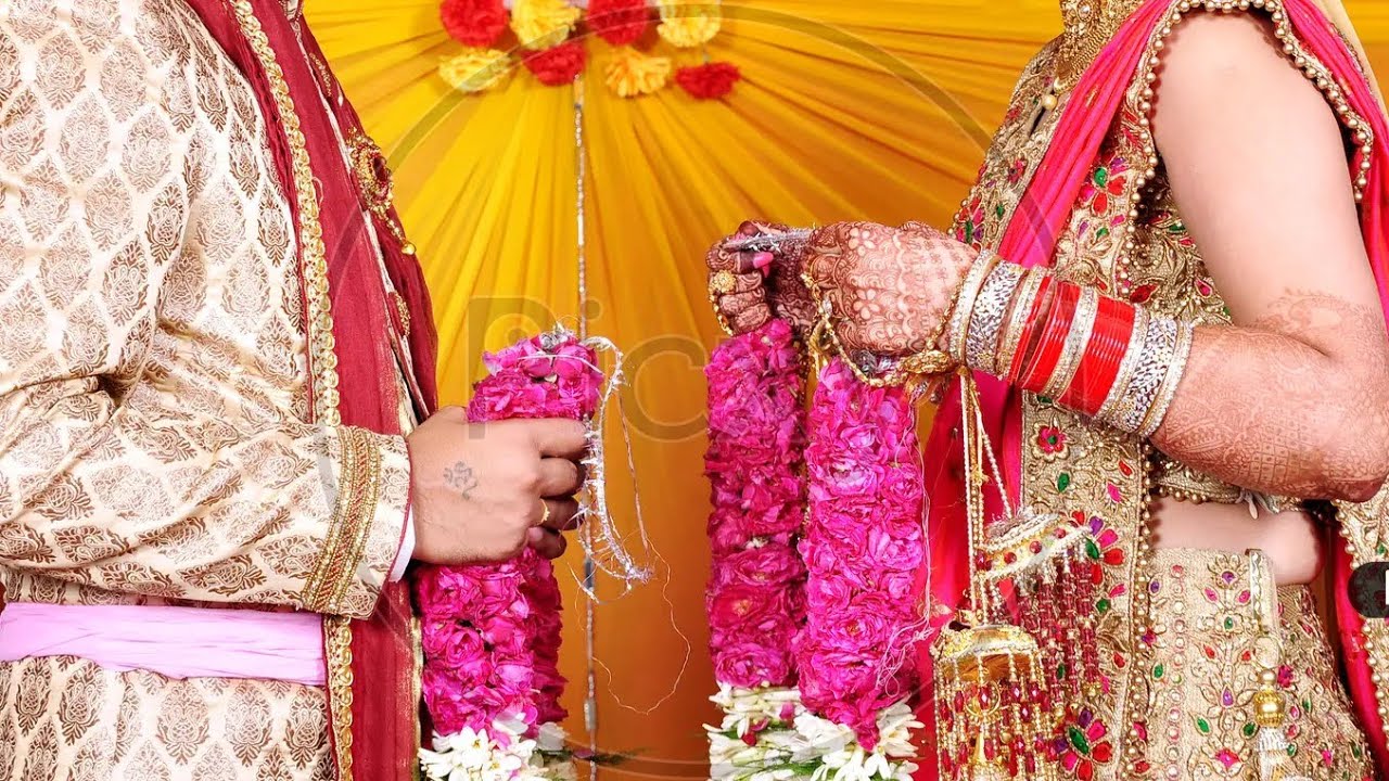 Viral Indian Wedding Video 2023 | Jayamala Garhwali Marriage || Dulhan or unke Sathiyo ke tumke ...