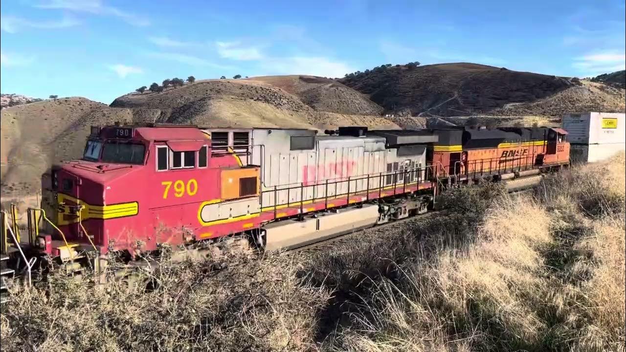 BNSF #5758 sweeps around curve and heads into Bealville, CA with IM train December 5, 2023 - YouTube