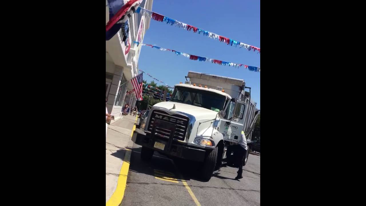 Dar Pro Solutions truck honors picket line - YouTube