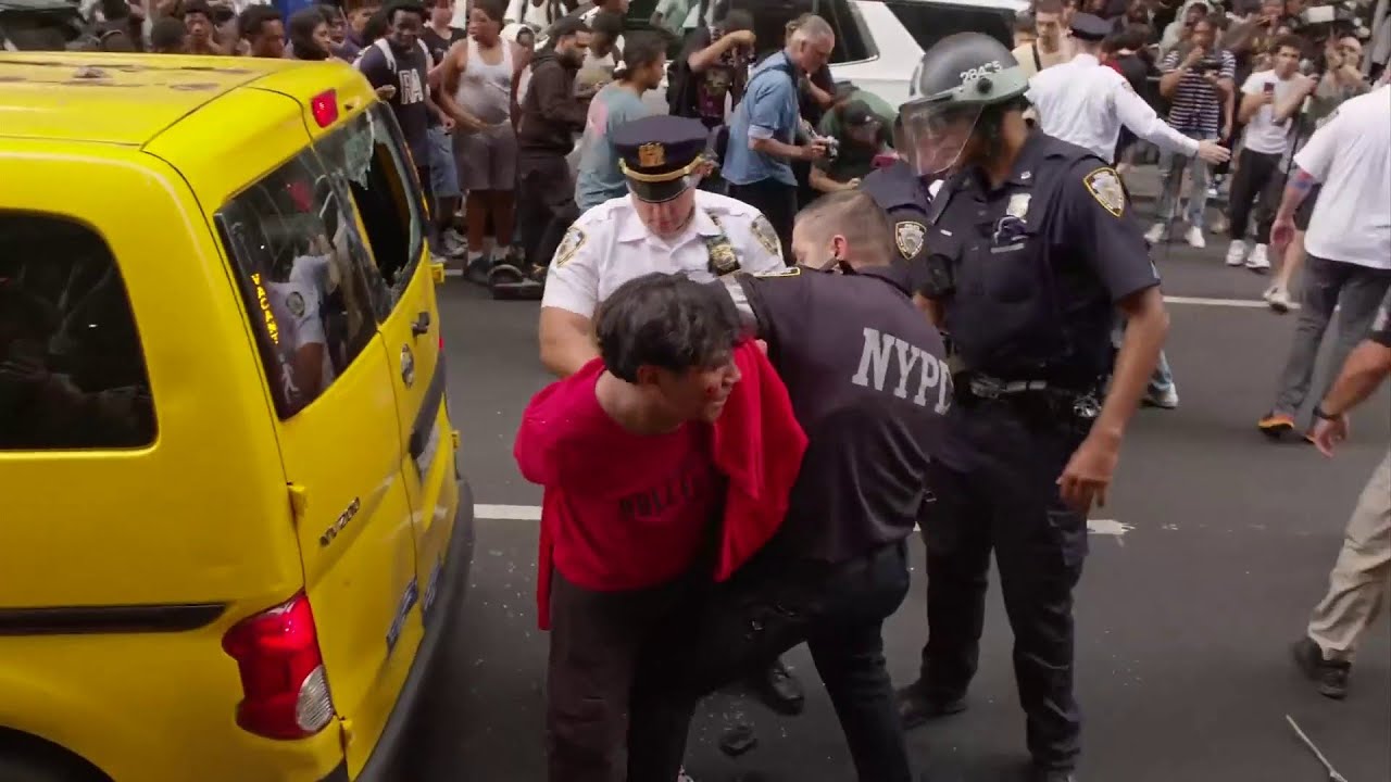 Riot in New York City during Twitch streamer giveaway - YouTube