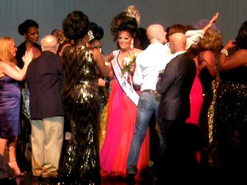 Roxxxy Andrews being crowned Miss Continental Plus 2010 - YouTube