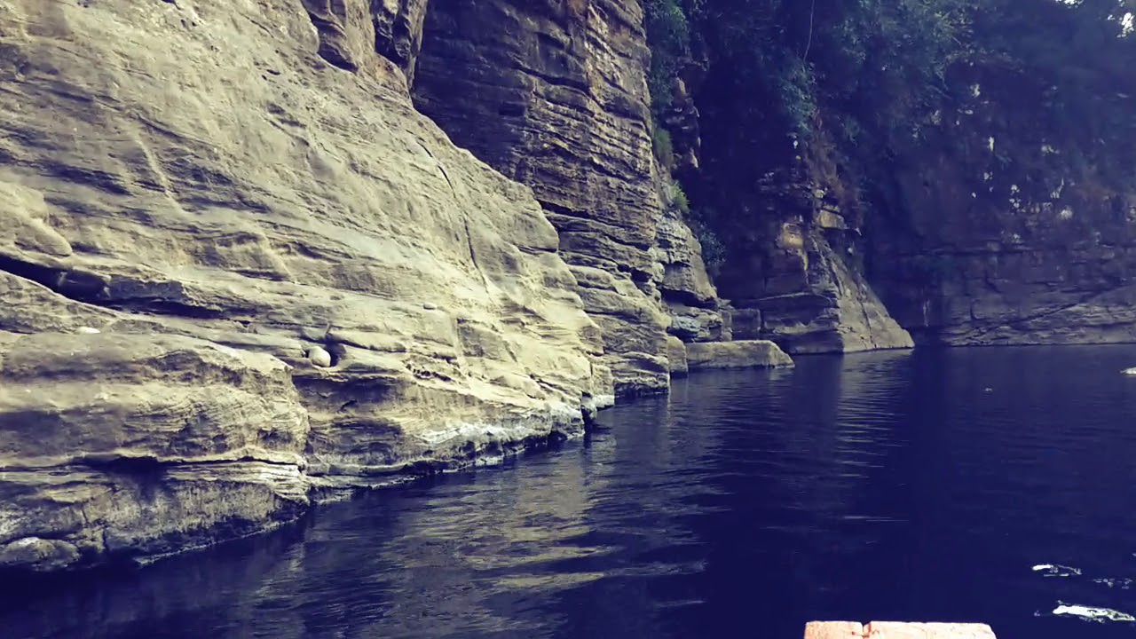 Boat trip down the Umangot river. - YouTube