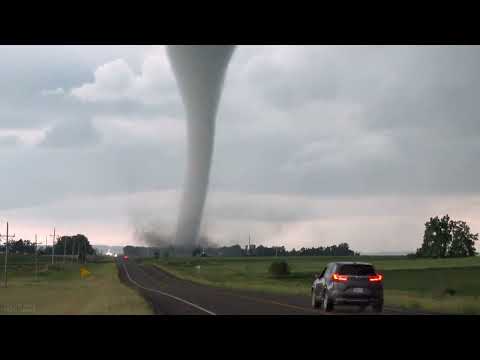 Incredible EF-3 Tornado motion in this full lifecycle timelapse
