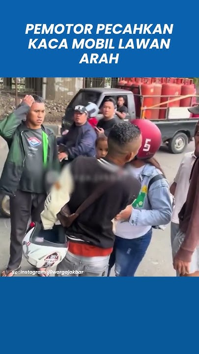 Viral Pemotor Pecahkan Kaca Mobil karena Lawan Arah - YouTube