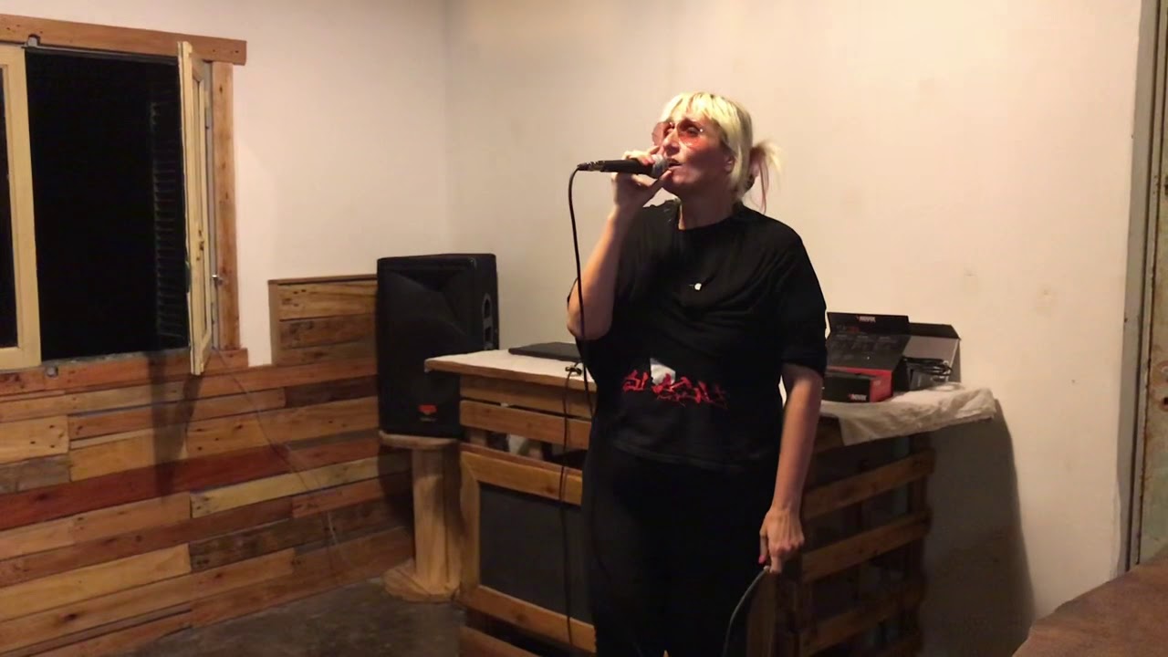 1) La cantante italiana residente en Shangai Alessia Raisi en la granja ...