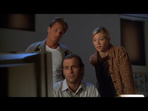 Amy Smart and Kevin Gage use a computer