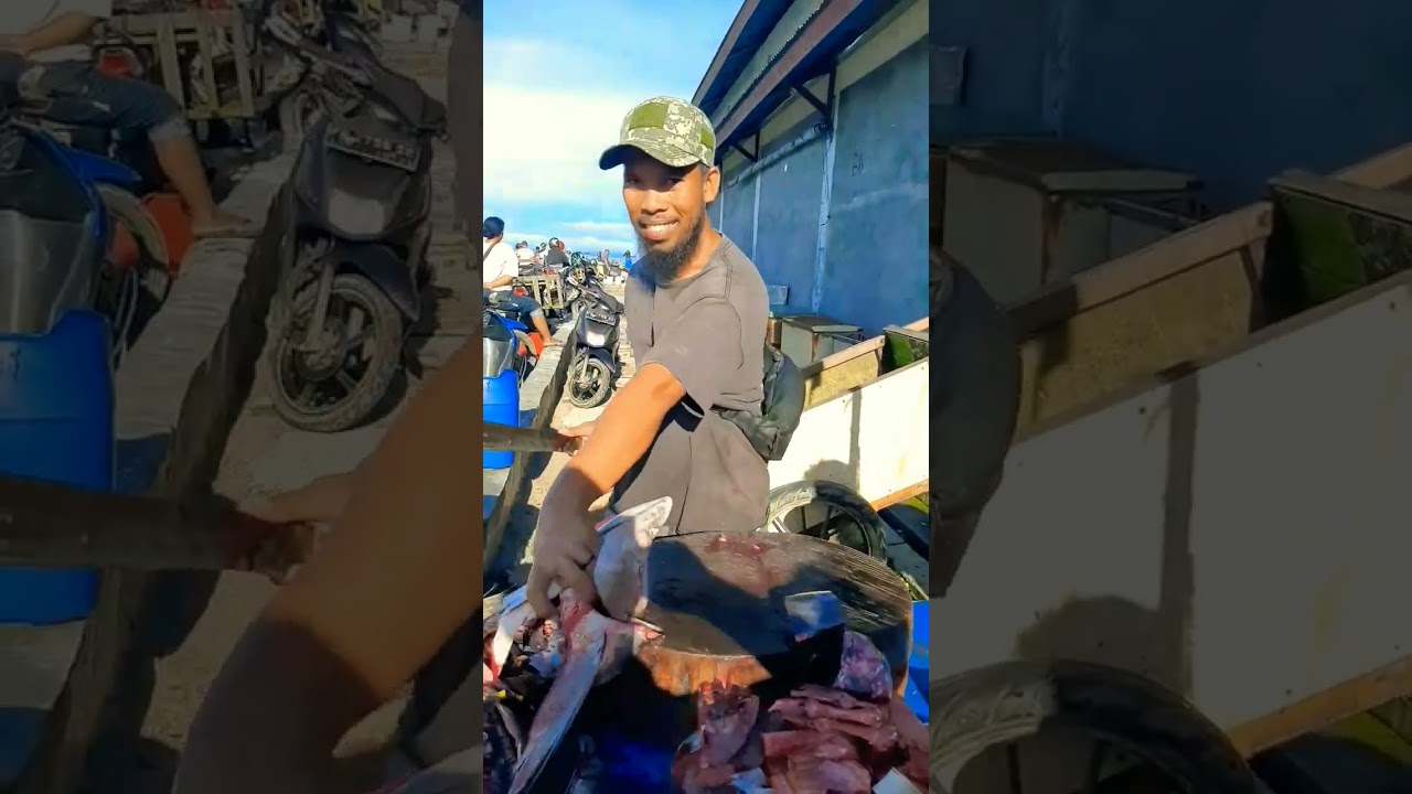 The Skill of a Powerful Machete Cutting Heads and Bones of Tuna Fish ...