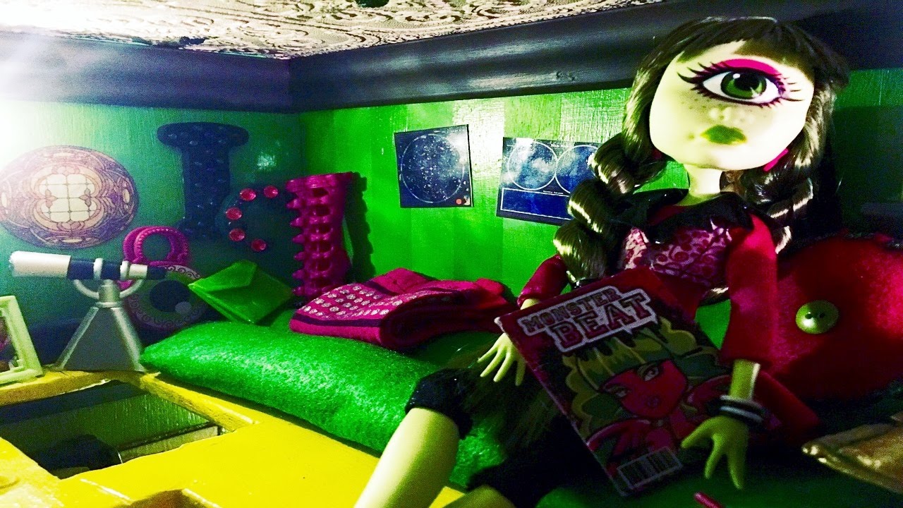 GREEN LADIES LOFT Monster High Dollhouse Tour Room 20 of 40+ Bed of Casta Iris Scarah Venus ...