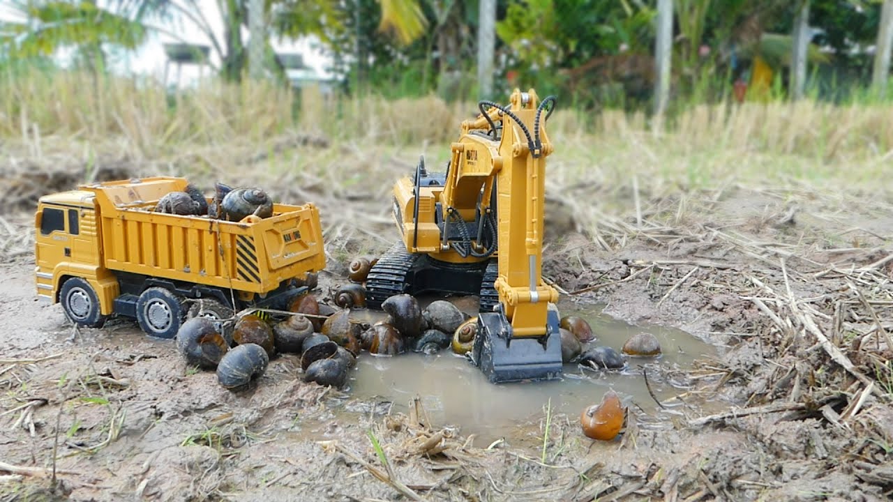 Amazing RC Huina Excavator Loading Snail Into Dump Trucks - YouTube
