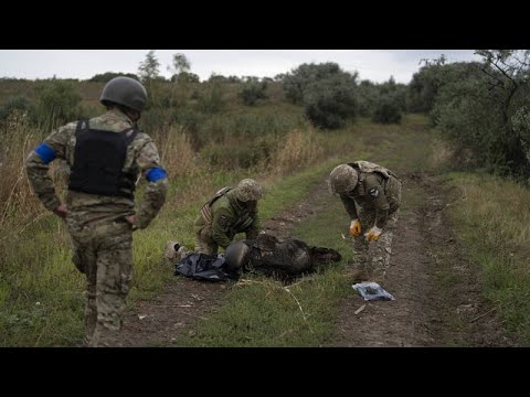 Тела украинских и российских солдат к северу от Харькова
