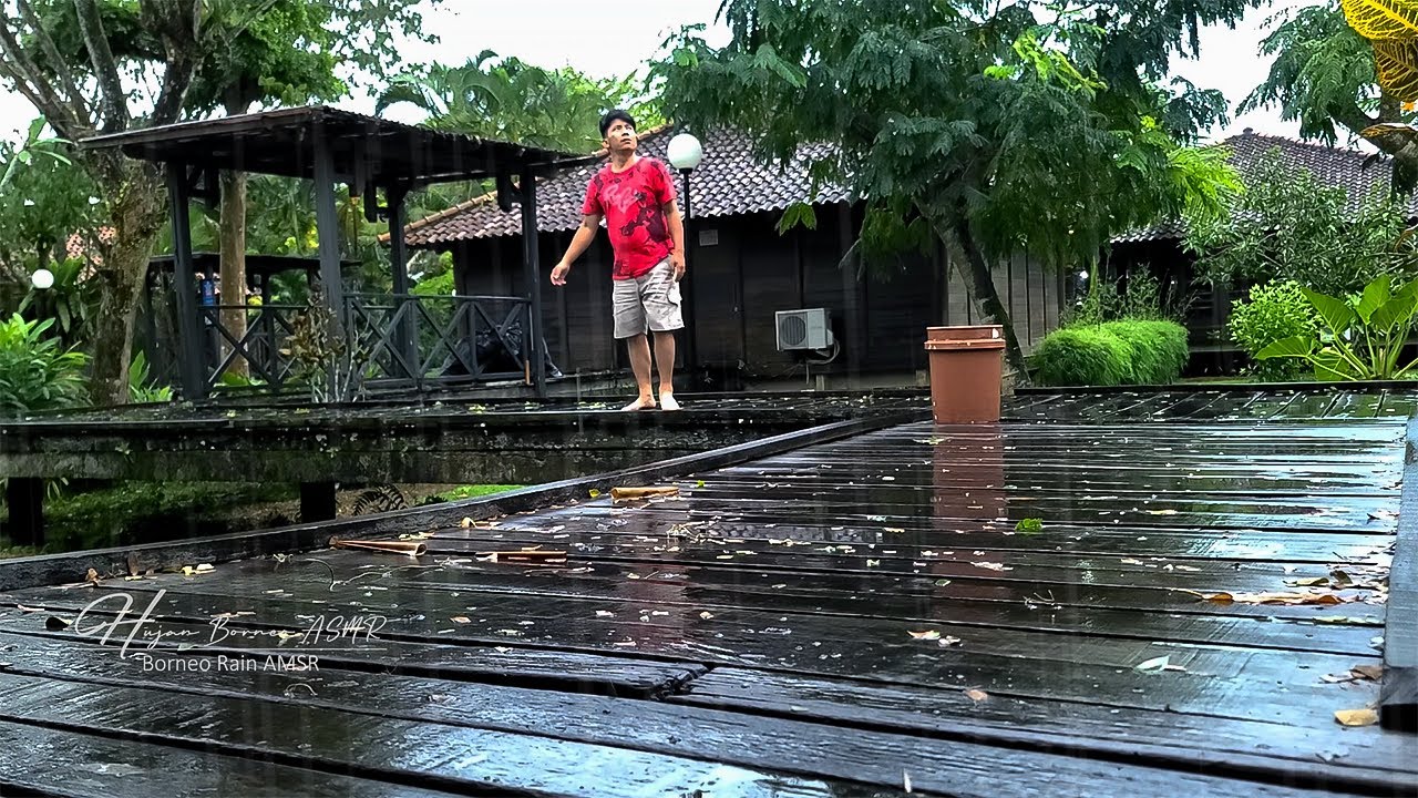 Hujan rintik-rintik di penginapan kayu dan suara aktifitas disekeliling ...