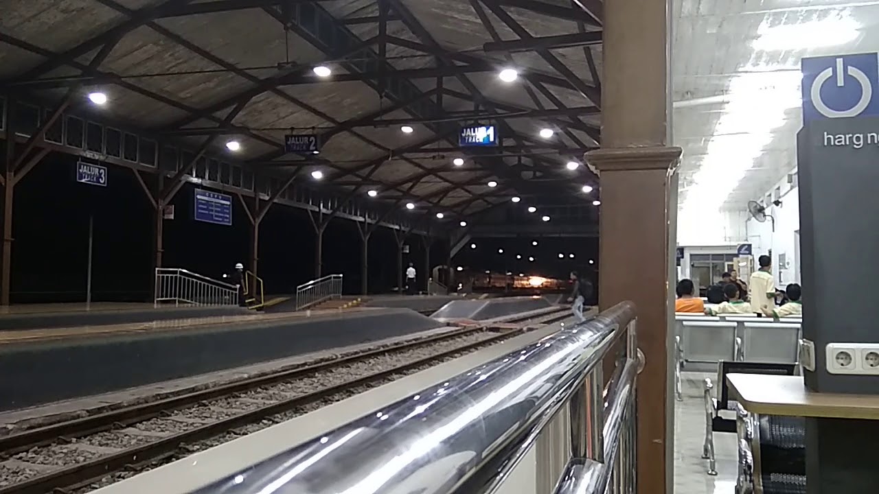 Kedatangan Kereta api Gumarang di Stasiun Cepu - YouTube