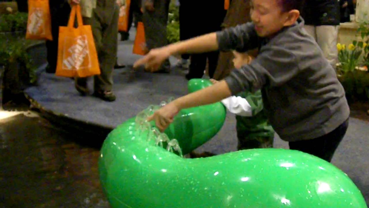 Child playing hydraulophone with parent's commentary - YouTube