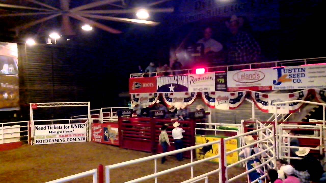 Mini rodéo au Billy Bob's Texas de Forth Worth en août 2013 - YouTube