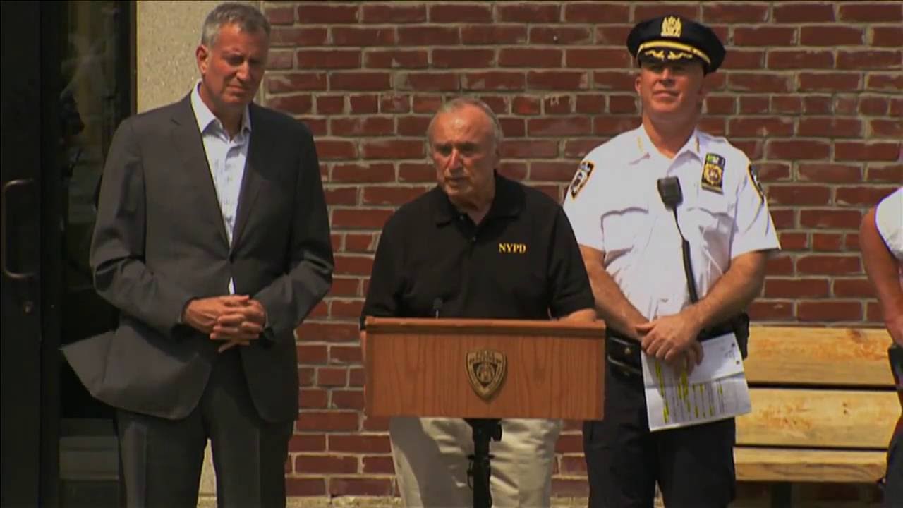 Mayor de Blasio Joins NYPD Roll Call on Independence Day - YouTube