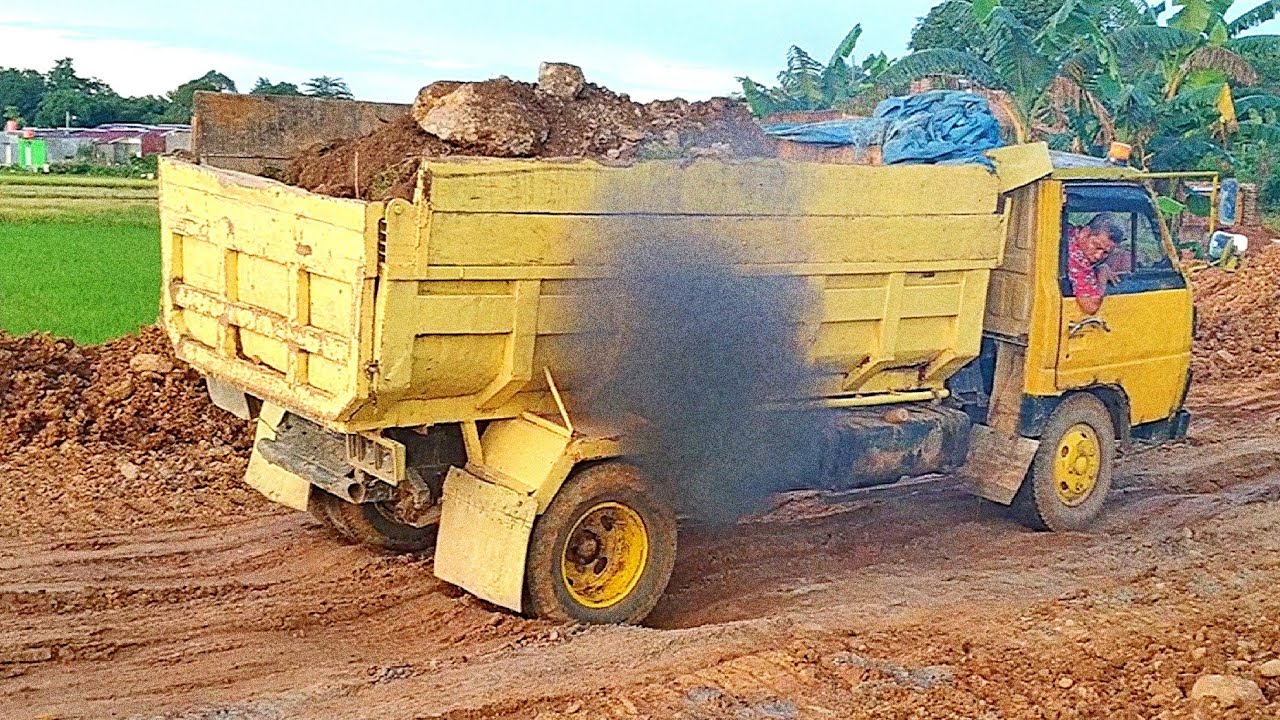 Truk Jomplang, Mobil Truk Umplung Tua Bongkar Muatan Tanah Timbunan ...