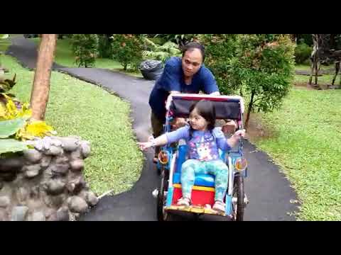 bagaiamana serunya narik becak mainan di resto Remaja Kuring? - YouTube