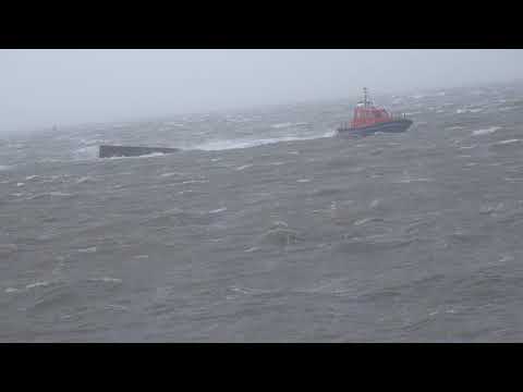 storm lauwersoog 8-1-2019 hoog water sleepboot trekt container - YouTube