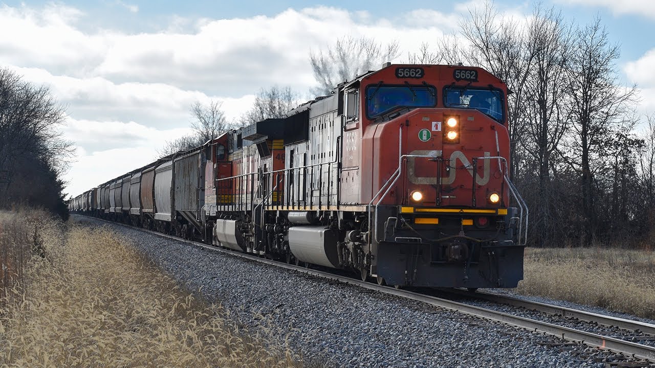 CN 5662 and BNSF 4677 lead CN G88571 - YouTube