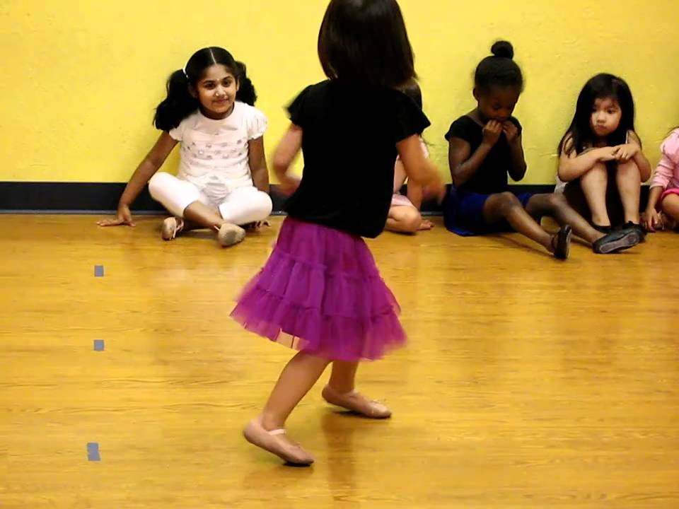 Little girl performs her "dance solo" - YouTube