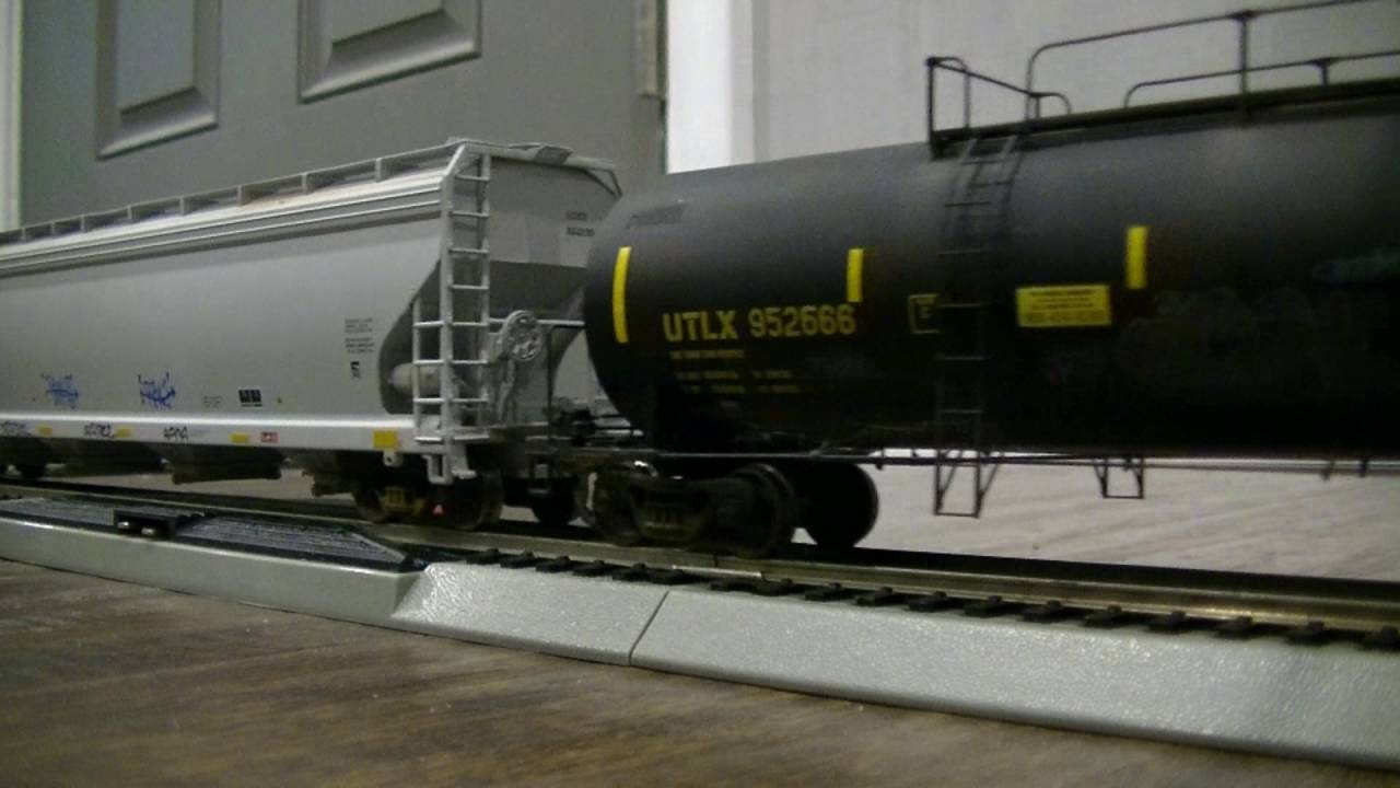 HO Scale UP GP40-2's With The Eastbound LPG Local - YouTube