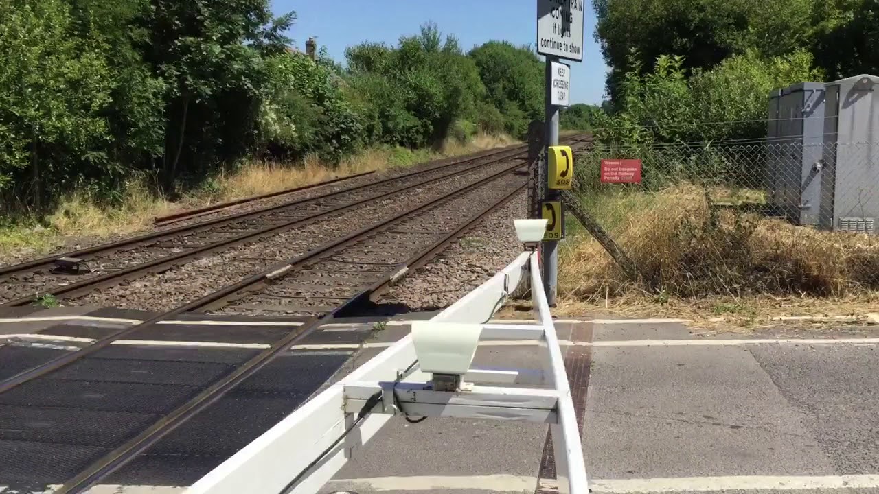 Wylye Level Crossing (Wiltshire) Saturday 30.06.2018 - YouTube