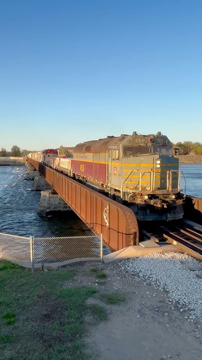 IANR 458 BUWA crosses the Cedar River in Waterloo IA - YouTube