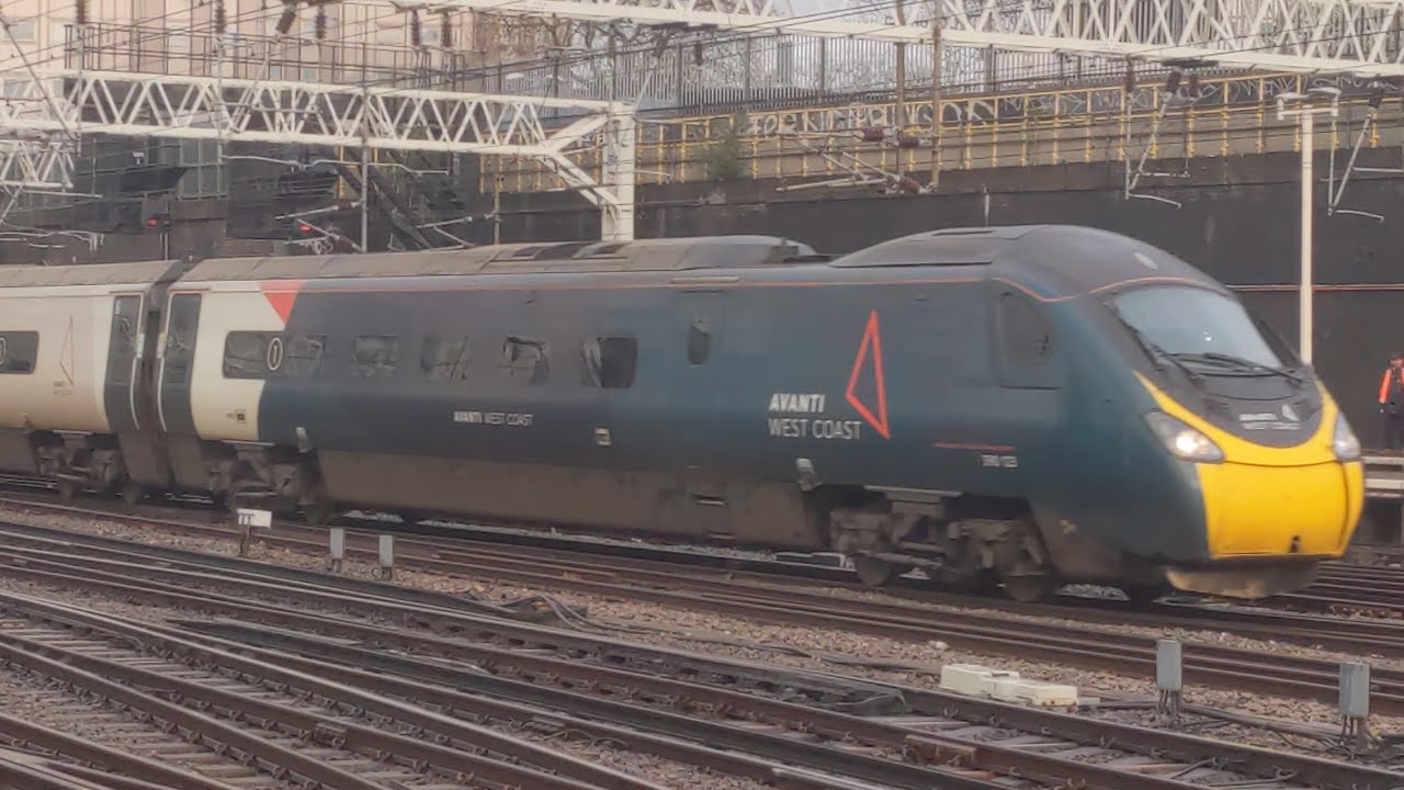 390123 arrives at London Euston - YouTube