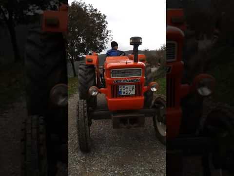 Traktör süren küçük adam