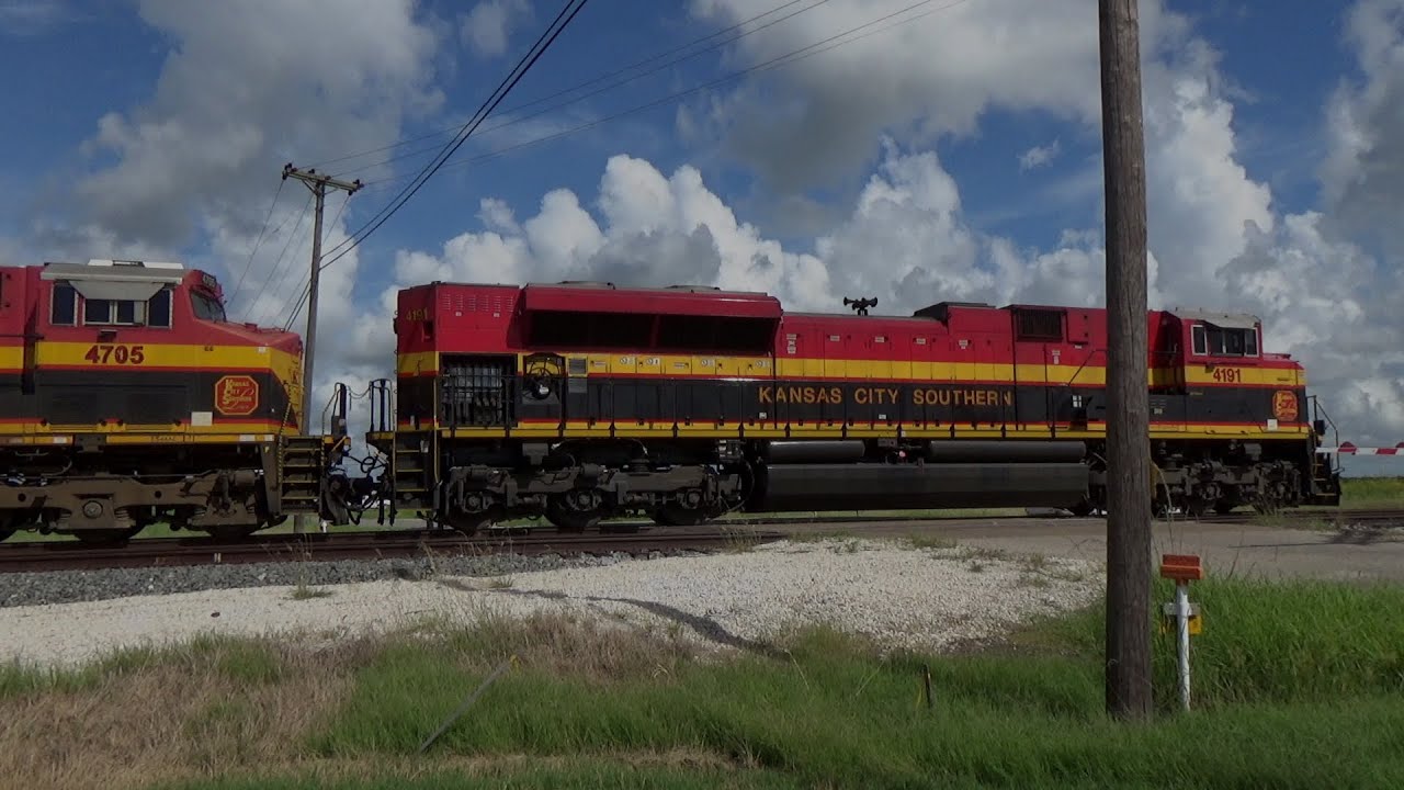 KCS 4191 North at Victoria, TX Stops to pick up the Conductor 9/13/16 - YouTube