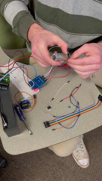 Bidirectional motor demo #arduino #ledlight #arduinoproject - YouTube