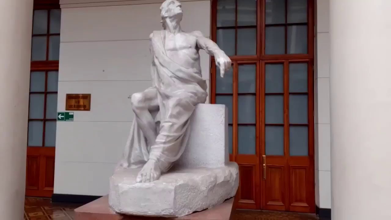 Junto a copia de la escultura Horacio de Rebeca Matte en la Casa ...