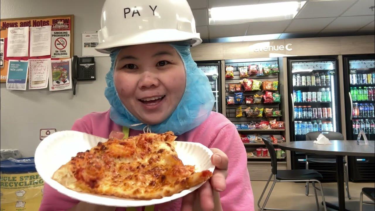 Nrog kuv noj pizza thiab saib kuv laus snow es yuav mus ua hauj lwm os cov phooj ywg - YouTube