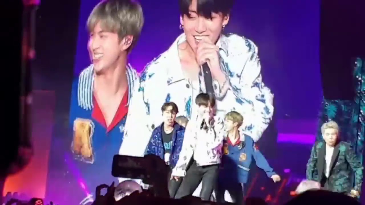 진 방탄소년단 지민 BTS Jimin Falling During a Singapore Concert - YouTube