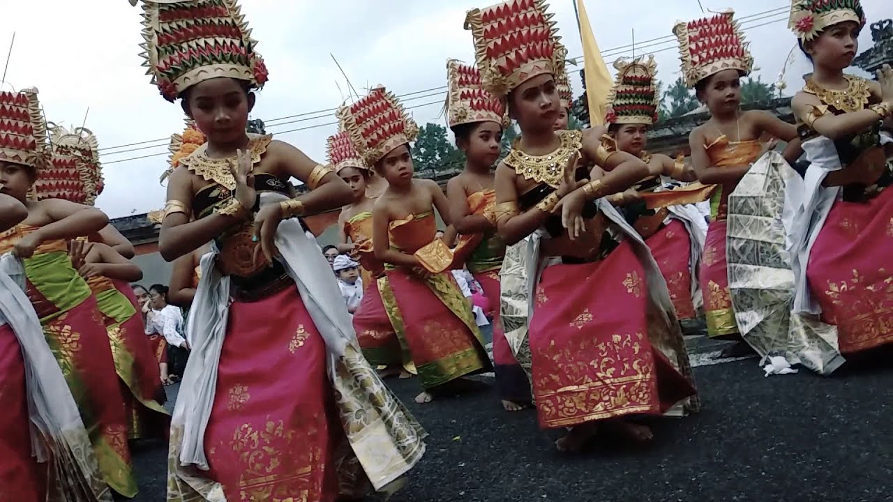 Tari Rejang Dewa ngayah di pura puseh penatahan - YouTube