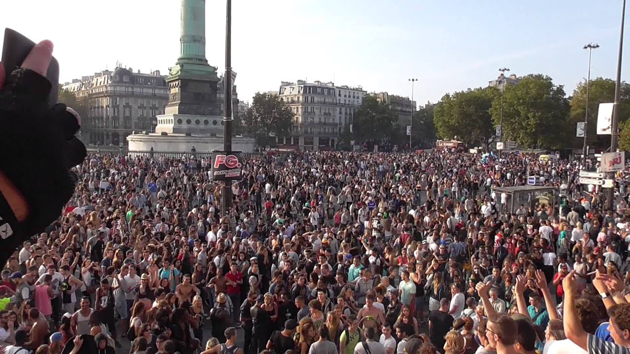 screaming crowd @ Techno Parade 2014 - YouTube