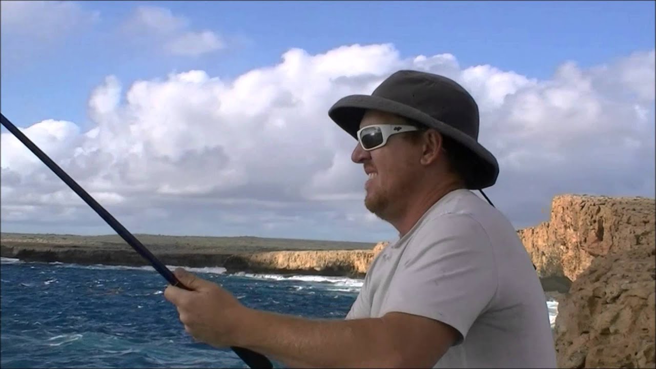 Spanish Mackerel fishing on spin. 28kg. Sharked at DHI - YouTube